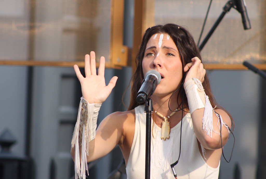 Anyma rayonne sur la scène Série-Découverte du FEQ