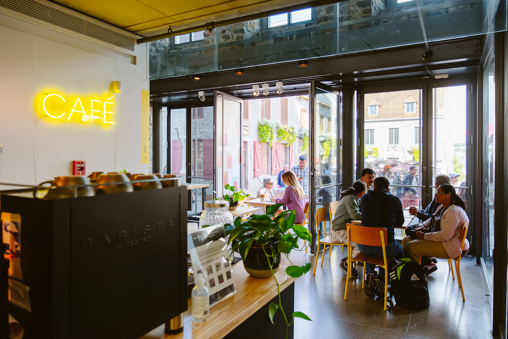 Un café dans l’Aire publique EXMURO – Le Carrefour de Québec